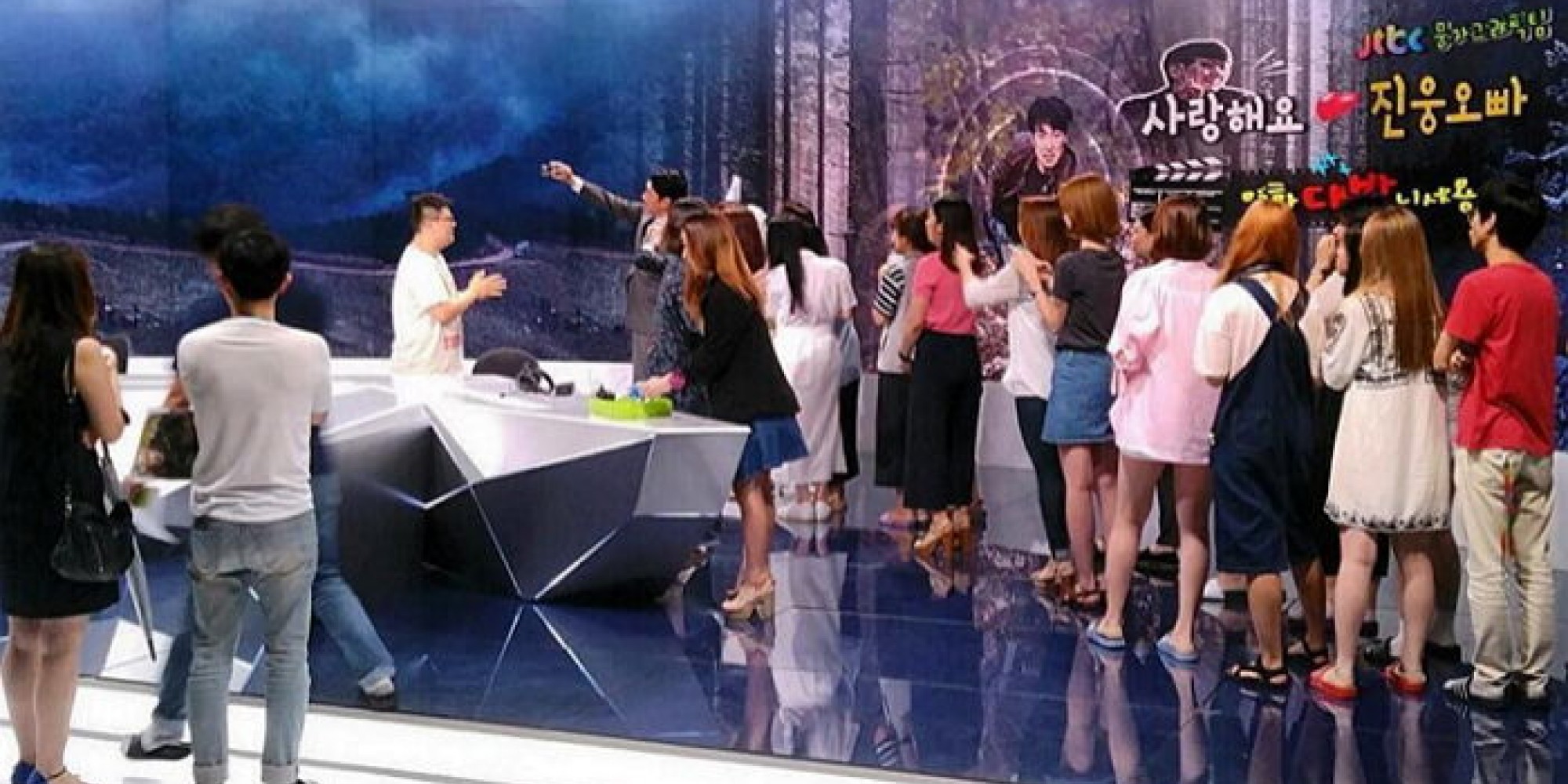 조진웅과 사진 찍기 위해 줄 서서 기다리는 JTBC 직원들 - 인사이트