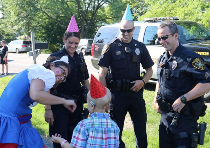‘시한부 소년’을 명예 경찰관으로 임명한 경찰서 - 인사이트