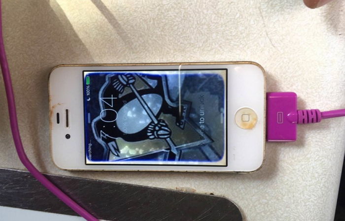 “호수 바닥에 1년 넘게 있었던 아이폰이 작동됩니다” - 인사이트