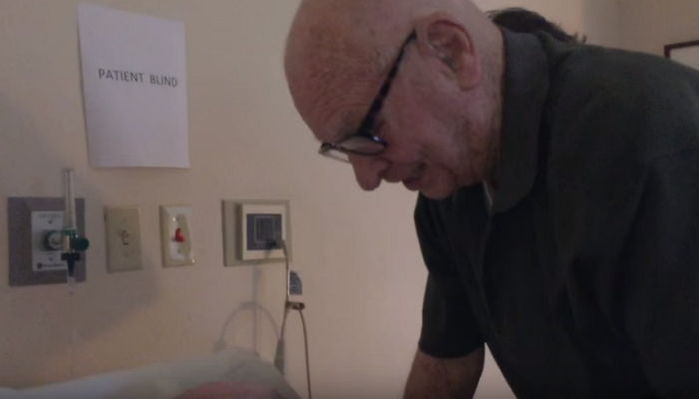 세상 떠나는 아내 무서울까 그녀만을 위한 마지막 ‘세레나데’ 불러준 남편 (영상) - 인사이트