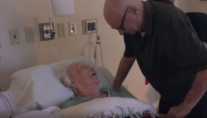 세상 떠나는 아내 무서울까 그녀만을 위한 마지막 ‘세레나데’ 불러준 남편 (영상) - 인사이트