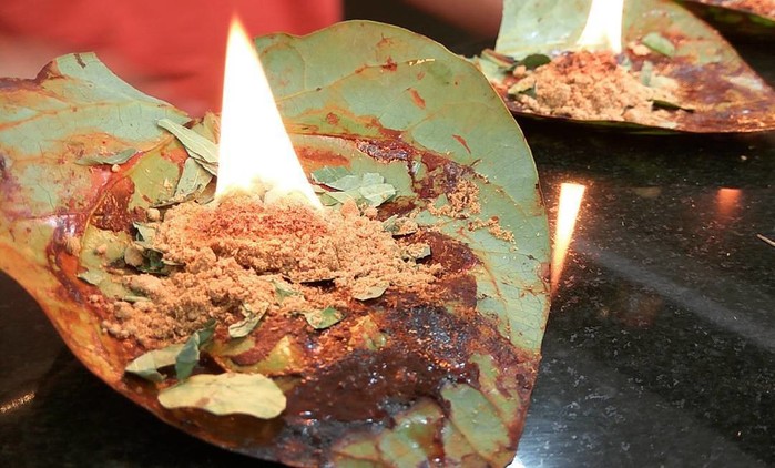 This Indian Street Food Seller Shoves Snacks that Are Literally on Fire ...