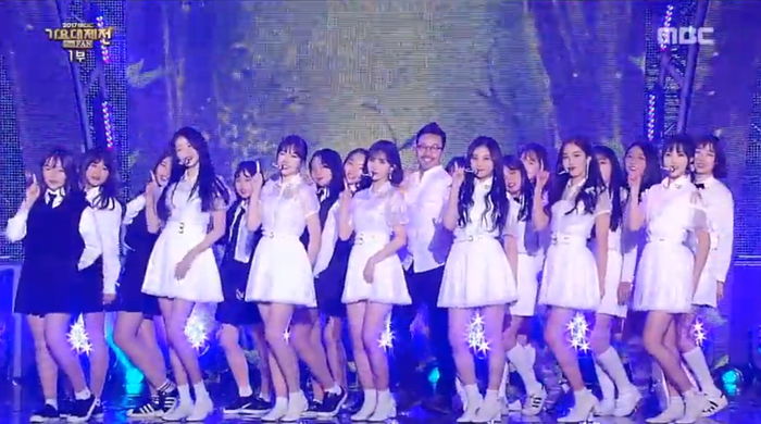 걸그룹 ‘여자친구’와 함께 가요대제전 무대 오른 ‘성덕’ 선생님 - 인사이트