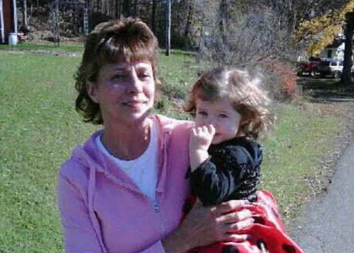 살인사건 현장서 태연하게 ‘인터뷰’하던 남성은 사실 ‘범인’이었다 - 인사이트