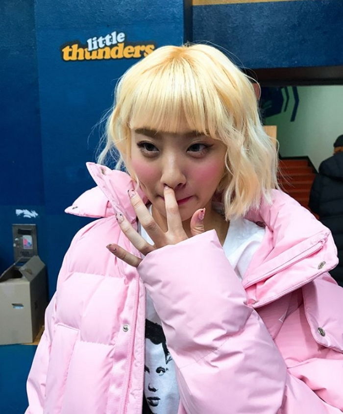 ‘사복’ 패션 센스 넘치는 ‘볼빨간사춘기’ 안지영의 상큼한 일상 - 인사이트