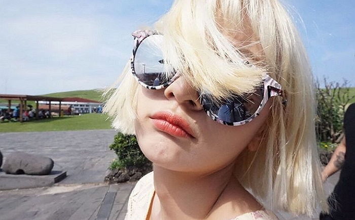 ‘사복’ 패션 센스 넘치는 ‘볼빨간사춘기’ 안지영의 상큼한 일상 - 인사이트