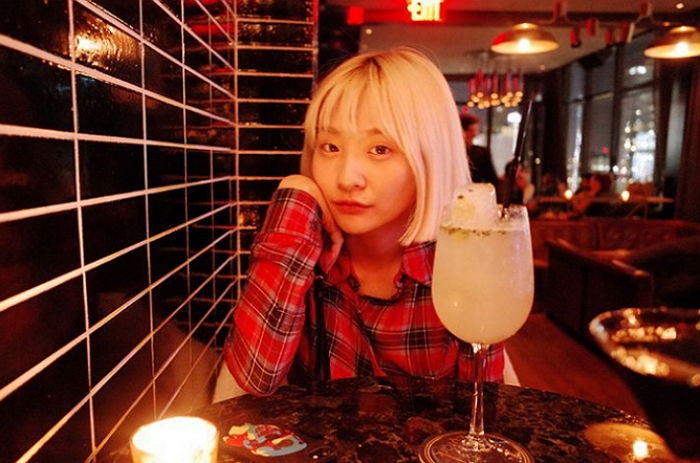 ‘사복’ 패션 센스 넘치는 ‘볼빨간사춘기’ 안지영의 상큼한 일상 - 인사이트