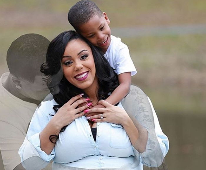 배 속 아기 태어나기 2달 전 죽은 남편 합성해 가족사진 완성한 아내 - 인사이트