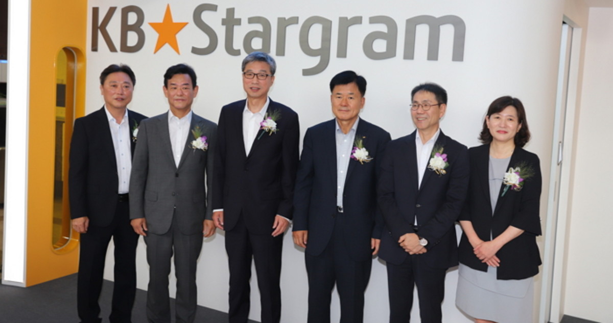 “아미들 소리 질러~!”…KB국민은행, KBXBTS 포토존 ‘KB★Stargram’ 오픈 - 인사이트