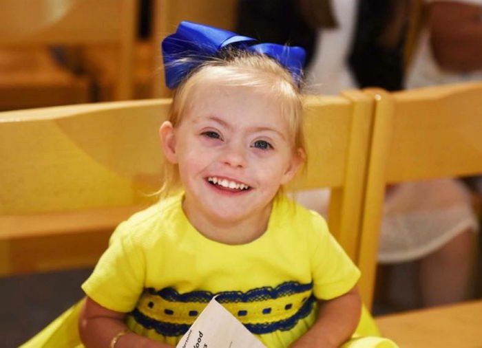 ‘모델계 러브콜’ 불러일으킨 엄마 바라보는 다운증후군 소녀의 천사 같은 미소 - 인사이트