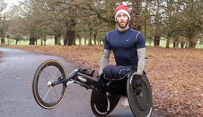 공항에서 ‘휠체어’ 못 쓰게 하자 ‘두 팔’만 사용해 직접 비행기 탑승한 남성 - 인사이트