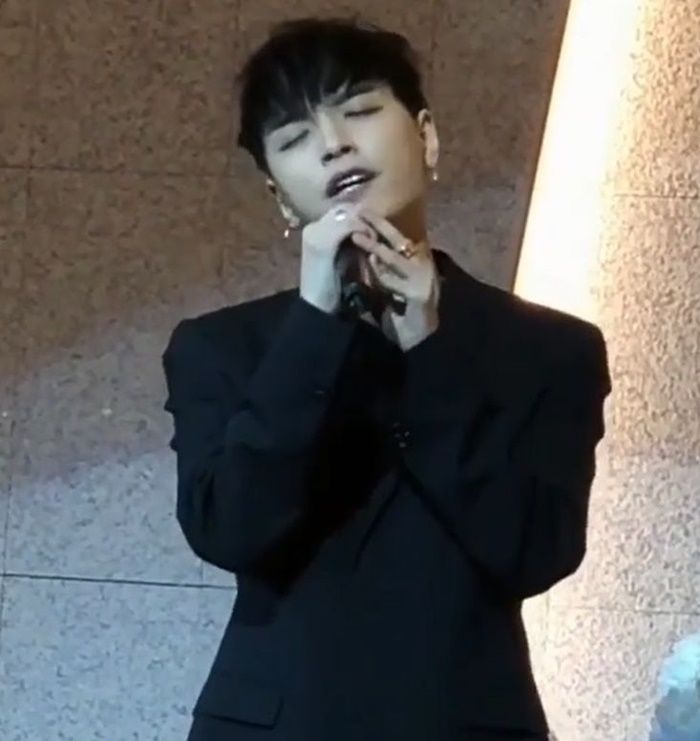 잘생겼는데 노래까지 완벽한 ‘여심 방화범’ 쌈디의 축가 부르는 모습 - 인사이트