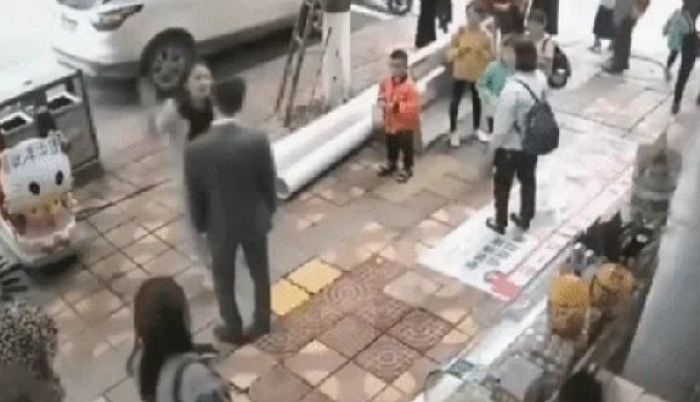 ‘기념일 안 챙겨줬다고 길거리서 남친 뺨 ‘52대 내려친 여성 인사이트