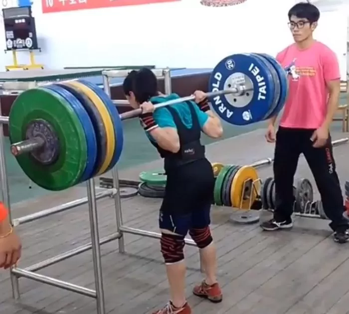 여리여리한 몸으로 자기 몸무게 4배인 185kg짜리 '바벨 스쿼트' 성공한 여성 : 네이버 포스트