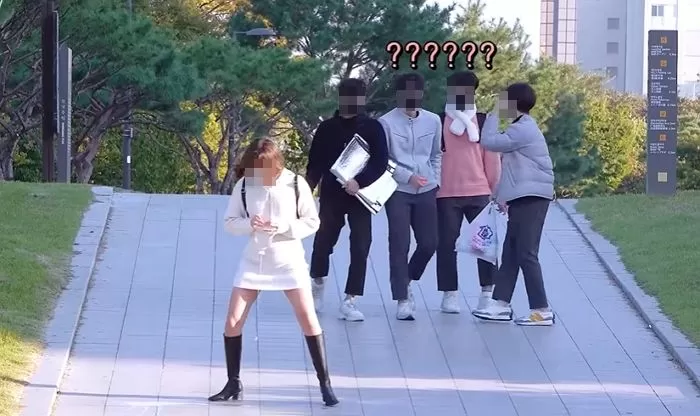 길거리에 서서 소변 보는 여성을 본 남학생들의 반응 몰카 영상 인사이트