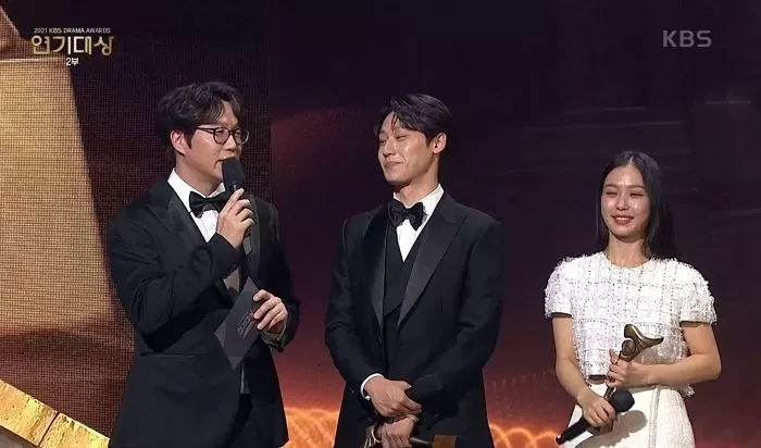 “시간 좀 끌어 달래요”...‘KBS 연기대상’ 역대급 방송사고에 진땀뺀 성시경X차태현 - 인사이트