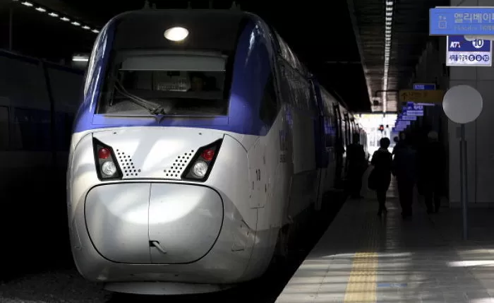 서울-목포 KTX, 군포서 장애로 멈춰서… 무더위에 승객 900여명 불편 - 인사이트