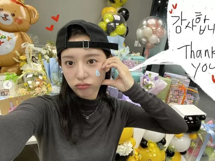‘눈물의 여왕’으로 빵 뜨더니 ‘꽃다발+선물’ 산더미처럼 쌓인 생일선물 인증한 김지원 - 인사이트