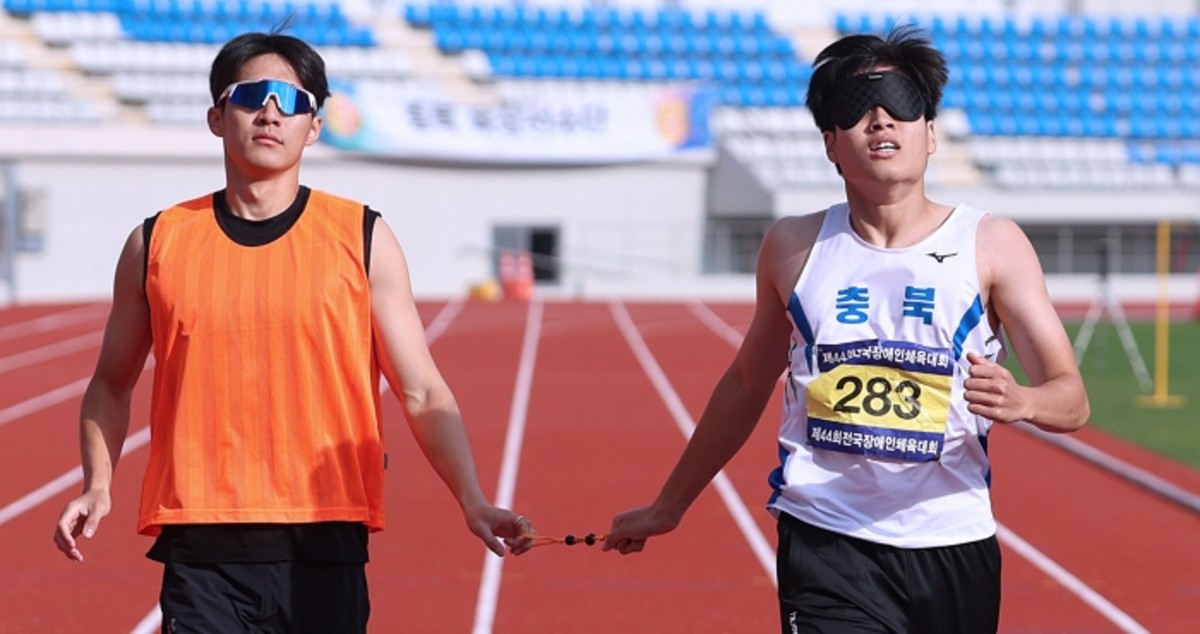 캄캄한 암흑 속 100m 12초 질주... 한국서 가장 빠른 시각 장애인 김초롱의 국가대표 도전기